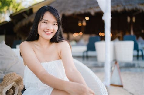 Jeune Femme Asiatique Assise Sur Un Banc Se Détendre Sur La Plage