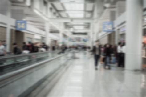 공항 터미널 모션 블러에서 스크롤 방식으로 수하물을 운반 하는 승객 여행의 흐림 가방에 대한 스톡 사진 및 기타 이미지 가방
