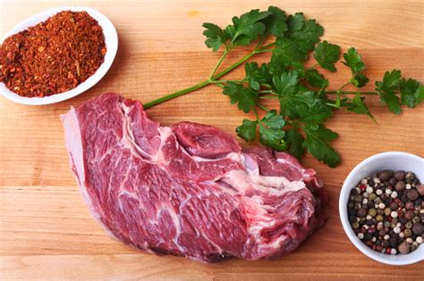 Steak Daging Sapi Mentah Dengan Rempahrempah Daun Ketumbar Di Talenan