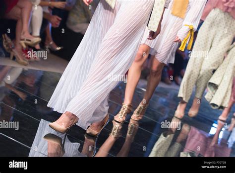 Weibliches Modell Mode Catwalk Fotos Und Bildmaterial In Hoher