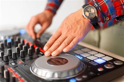 검은 색 오디오 컨트롤러 Dj 믹싱 콘솔 프리미엄 사진