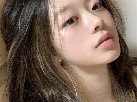 𝖺𝗆𝗈𝗋에 있는 ⠀님의 핀 짙은 머리 간단한 메이크업 뉴트럴 메이크업