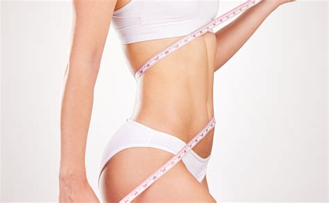 회색 배경에 테이프 측정으로 포즈를 취하는 인식 할 수없는 젊은 여성의 스튜디오 샷 20 29세에 대한 스톡 사진 및 기타 이미지 20 29세 25 29세 건강한