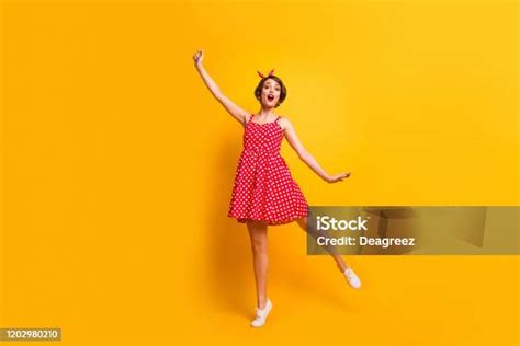 놀랍게도 귀여운 예쁜 소녀 의 전체 길이 사진 손잡이 그녀의 비행 바람이 부는 날씨 상상력 파라솔 비명 착용 물방울 무늬 의상 신발 위에 고립 된 빛나는 색상 배경 갈색