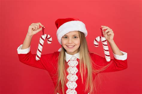 홈 장식을 재미있는 스타일로 바꿔보세요 행복한 아이는 사탕 지팡이를 들고 있습니다 크리스마스 장식 빨간색과 흰색 장식 전통 장식과 장식 축제 휴일 장식 전통 장식 12월에