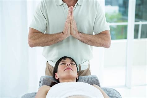 Mujer Embarazada Recibiendo Un Masaje Facial De Masajista En El Spa