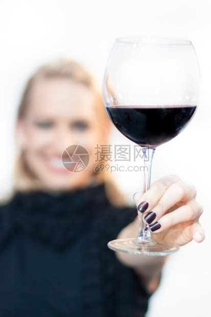 敬酒与一杯红酒的女商人高清图片下载 正版图片507530558 摄图网