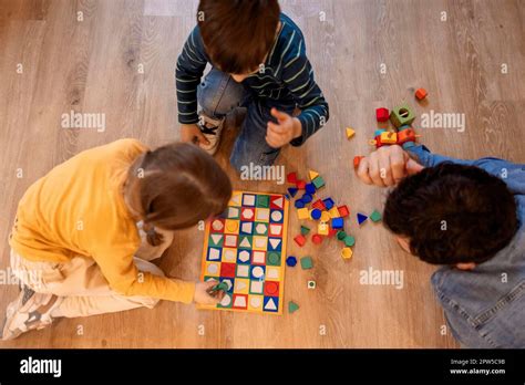 Niña construye bloques Fotos und Bildmaterial in hoher Auflösung Alamy