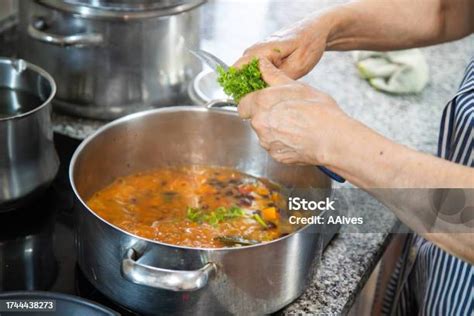 팬이 있는 전기 호브에서 음식을 요리하고 스튜를 만들기 위해 음식을 자르는 사람의 세부 사항 컨셉 집안일 집에서 요리하기 가사 집안일에 대한 스톡 사진 및 기타 이미지
