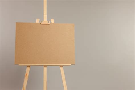 회색 배경에 빈 보드가 있는 나무 이젤입니다 텍스트를 위한 공간 0명에 대한 스톡 사진 및 기타 이미지 0명 간판 공란