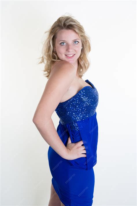 Fille Blonde Sexy Aux Yeux Bleus Et Robe Bleue Photo Premium