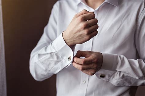 사업가 드레스 흰 셔츠 남성 손 근접 촬영 결혼식 하기 전에 아침에 준비 하는 신랑 결혼식에 대한 스톡 사진 및 기타 이미지