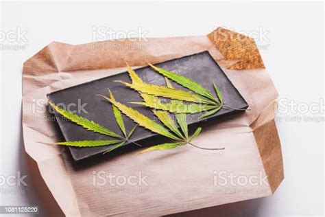 식용 어두운 초콜릿 블록 마리화나 잎과 대마초 마리화나 톱와 브라 우 니 볼에 고립 된 흰색 배경 케이크에 대한 스톡 사진 및