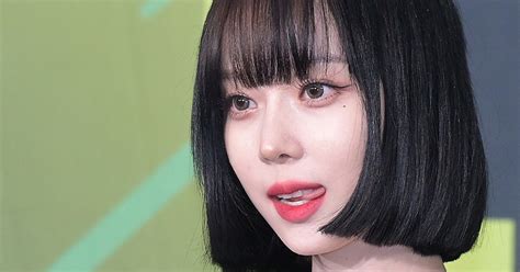 에스파 윈터 빨간 립스틱 바르고 포토엔hd