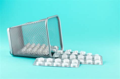 쓰레기통의 흰색 캡슐과 알 약 팩 청록색 배경에 복사 공간 물집 포장 전경 부드러운 Bokeh에 초점 약국 약국 개념 0명에 대한 스톡 사진 및 기타 이미지 Istock