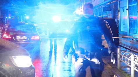 En dræbt og flere sårede efter knivstikkeri på åben gade i København