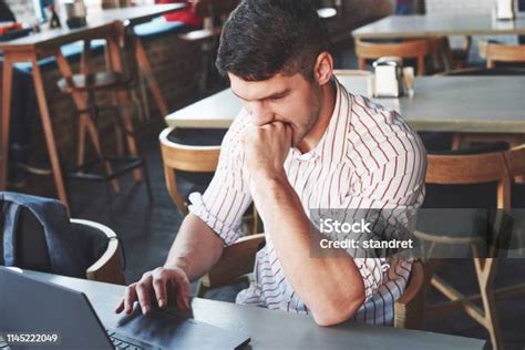 프로젝트에 대 한 걱정 성인 남자는 낮에 카페에 앉아 원격 작업을 위한 노트북을 사용 하 여 걱정하는에 대한 스톡 사진 및 기타 이미지 Istock
