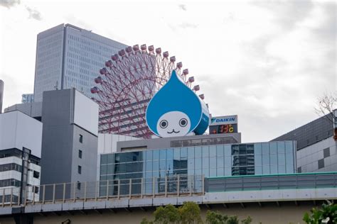 大阪・梅田にある隠れすぎたスポット、宙に浮いた看板 デイリーポータルz