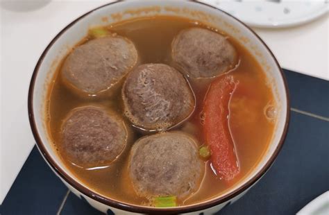 【番茄牛肉丸汤的做法步骤图，怎么做好吃】张winwin下厨房
