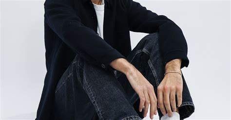 간단한 배경 검은 머리 검은 청바지 깨끗한 배경 남성 모델 남성 초상 남성 패션 남성복 남자 남자 스타일 도시 스타일 미니멀리스트 미적 초상화 사람