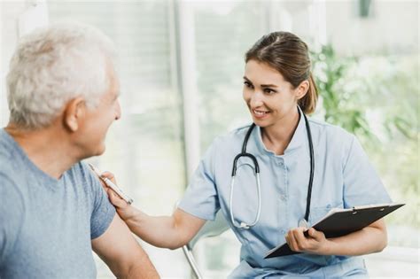 Enfermera Hablando Con Un Anciano Y Brindando Apoyo Emocional Antes De