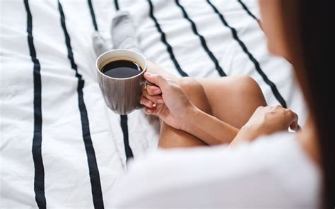 아침에 집에서 흰색 아늑한 침대에서 뜨거운 커피를 마시는 여성 가정의 방에 대한 스톡 사진 및 기타 이미지 가정의 방 개념
