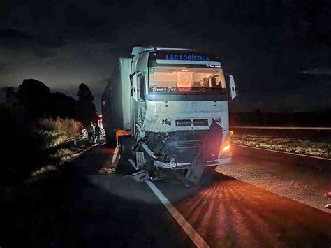 Colisão entre carro e carreta mata duas pessoas e fere três em Minas Gerais Gerais Estado de