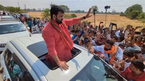 पवन सिंह का 2 करोड़ की गाड़ी से रोड शो काराकाट में बुलडोजर से बरसाए गए फूल