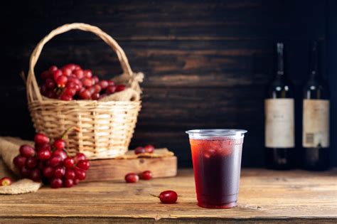 나무 테이블 또는 레드 와인에 놓인 유리잔에 담긴 적포도 주스 맛있는 천연 과일 주스 음료 0명에 대한 스톡 사진 및 기타 이미지 Istock