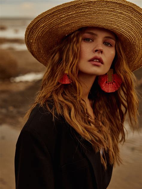 壁纸 阿纳斯塔西娅·谢格洛娃 妇女 模型 Women With Hats 草帽 看着观众 景深 大衣 肖像显示 户外户外