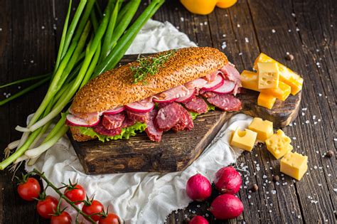 소시지와 햄버거 하드 훈제 돼지 고기 치즈 야채와 허브샌드위치 나무 테이블에 빈티지 도마 다른 각도에 거짓말 대형에 대한 스톡 사진 및 기타 이미지 Istock