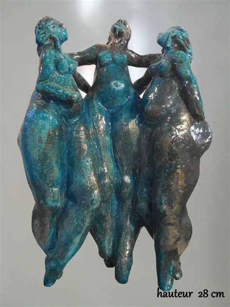 ensemble de vénus callipyge en grès émaillé turquoise sur un socle