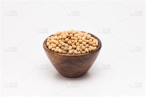 白底木碗里的大豆