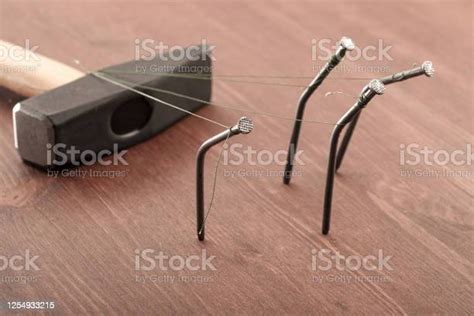 망치로 이어지는 밧줄에 묶여 있는 손톱 국가와 시민의 비율에 대한 무거운 부담의 개념 강철에 대한 스톡 사진 및 기타 이미지 강철 건설 산업 금속 Istock