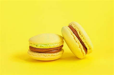 프렌치 스위트 쿠키 최소한의 음식 빵집 개념입니다 노란색 마카롱 케이크에 고립 된 노란색 배경 거품 내기에 대한 스톡 사진 및