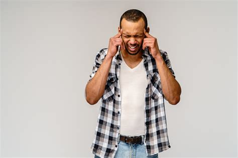 심각한 아프리카 계 미국인 맨웨어 캐주얼 웨어의 스튜디오 샷 두통 20 24세에 대한 스톡 사진 및 기타 이미지 20 24세 감정 걱정하는 Istock
