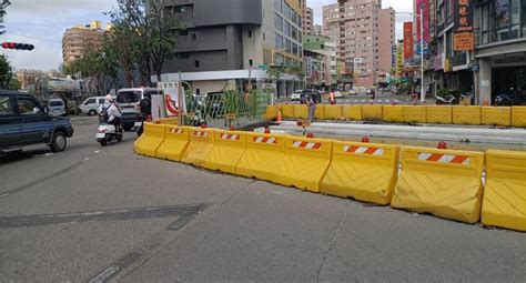 輕軌建國 大順路口即將進入第二階段交維施工 提醒用路人減速慢行