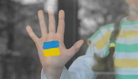 한 어린 소녀가 손바닥에 우크라이나 국기가 그려진 집 창문에 서 있었다 전쟁을 중지 우크라이나 평화 아이에 대한 스톡 사진 및 기타 이미지 Istock