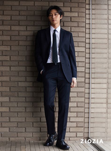 박서준 가을 화보 공개…우월한 피지컬→완벽한 슈트핏 머니s