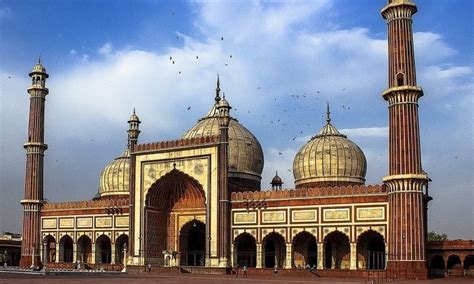 Delhi Jama Masjid दिल्ली की जामा मस्जिद में अकेली लड़की का दाखि़ला मना है