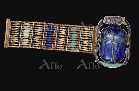 スカラベがデザインされたツタンカーメン王のブレスレット 198580459 のアート作品 アフロ