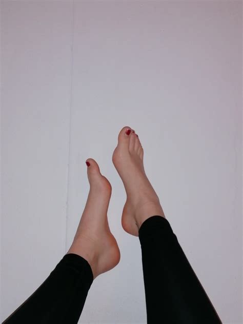 Dont You Think The Negative Space Between My Feet Is Inviting 🌶️