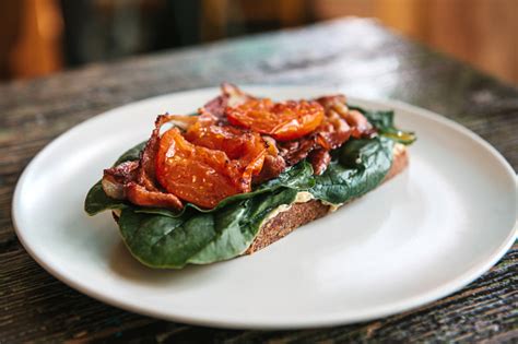 맛있고 영양가 있는 나무 테이블에 접시에 채소와 햄 튀긴된 토마토 샌드위치 0명에 대한 스톡 사진 및 기타 이미지 0명 건강한 생활방식 건강한 식생활 Istock