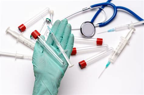 의료 앰플 바이알 주사기 및 청진기와 밝은 회색 또는 흰색 배경 위에 주사기와 테스트 튜브를 들고 실험실 기술자 조수 0명에 대한 스톡 사진 및 기타 이미지 Istock