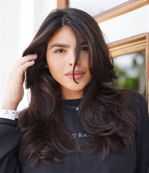 40 Flattering Hairstyles For Oval Faces To Try In 2025