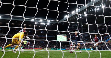 Dibu Martínez Sufrió Cuatro Goles En La Derrota Del Aston Villa Ante