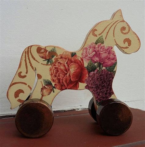 Co można wykorzystać do dekoracji w technice decoupage