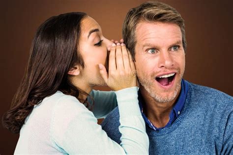 Mujer Que Susurra Al Amigo Femenino Sorprendido Foto De Archivo