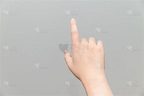 一只手用一个手指指着