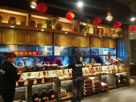 2023小食候湘铁道学院店美食餐厅中午就餐的人非常多，吃的很【去哪儿攻略】